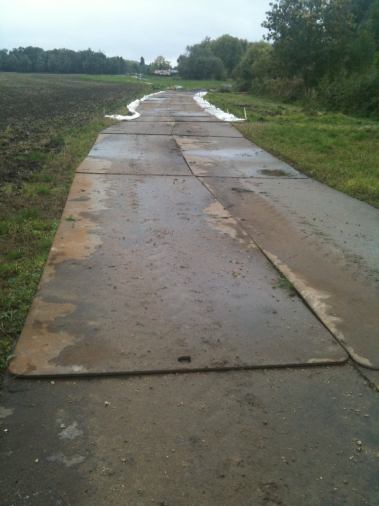 Plaques de roulage pour la protection des sols et de répartition de ...